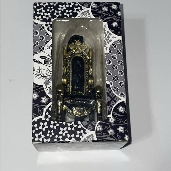 Taylor Swift | Holiday | New Taylor Swift Reputation Throne Ornament ...